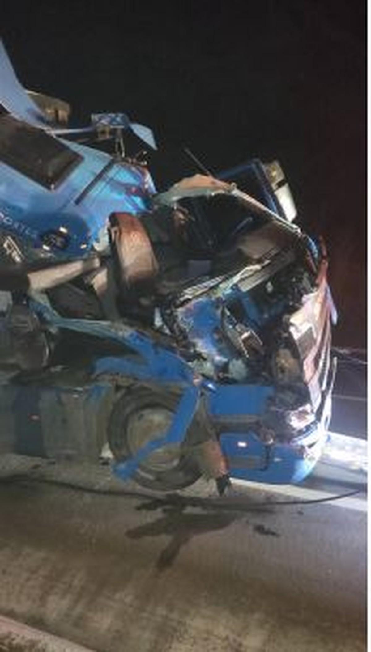 Motorista Fica Ferido Em Acidente Entre Duas Carretas Na BR Grande Minas G