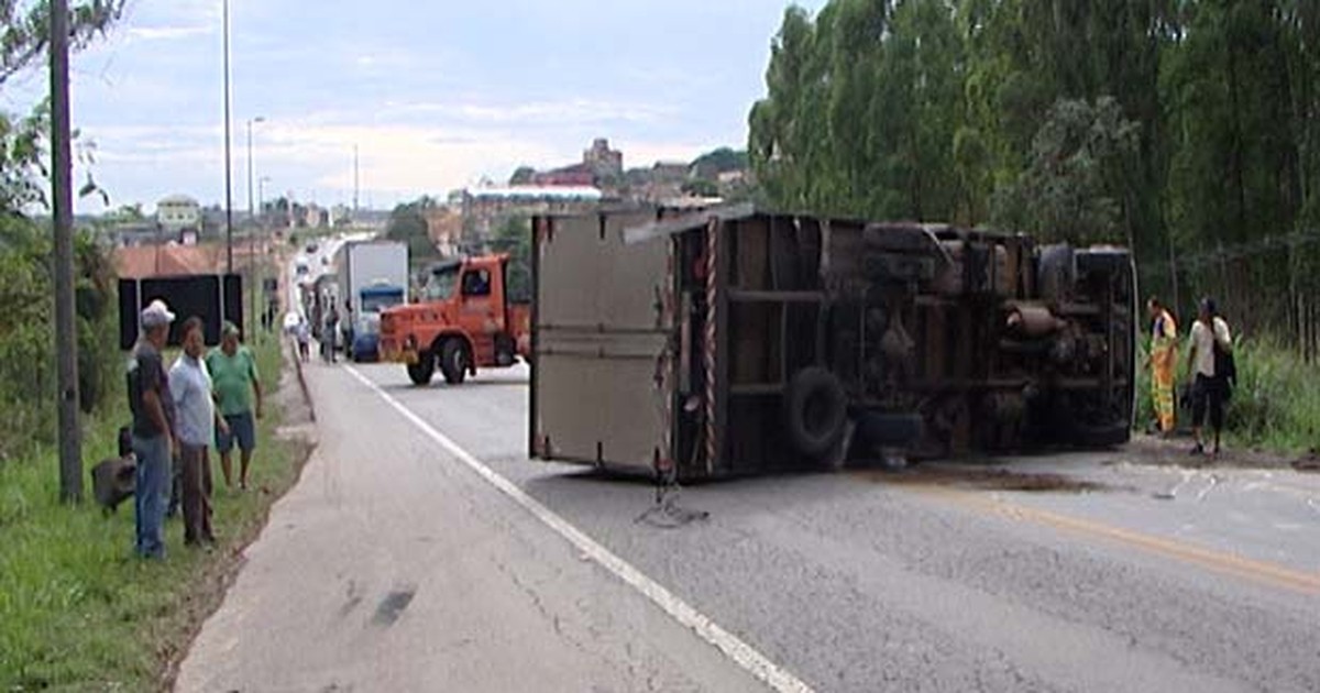 G1 - Acidente entre carro e caminhão na MG-050 deixa feridos em Divinópolis - notícias em Centro ...