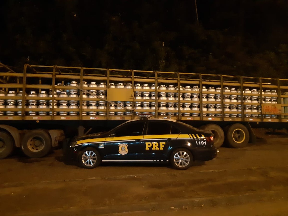 Carreta carregada mais de botijões de gás é apreendida na BR em Juiz de Fora Zona