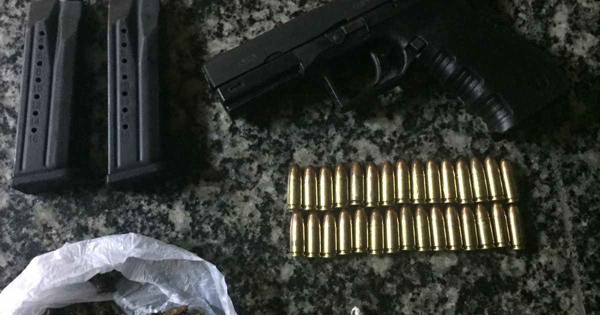G1 Homem é Preso Com Armas E Drogas No Bairro Tangará Em Cabo Frio