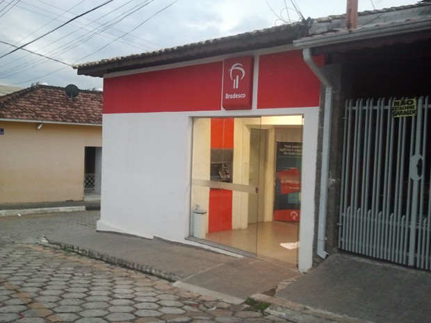 G1 - Quadrilha assalta banco em Santa Branca e leva R$ 260 mil ... G1 - Quadrilha assalta banco em Santa Branca e leva R$ 260 mil ...