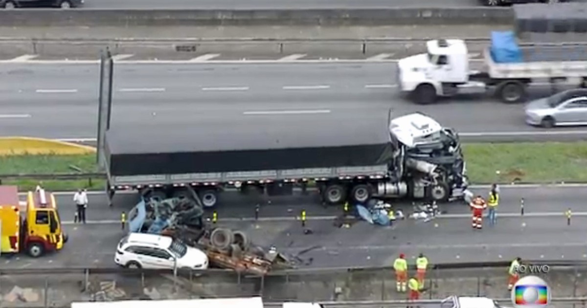 G1 - Grave acidente no início da Via Dutra deixa um morto e trava trânsito em SP - notícias em ...