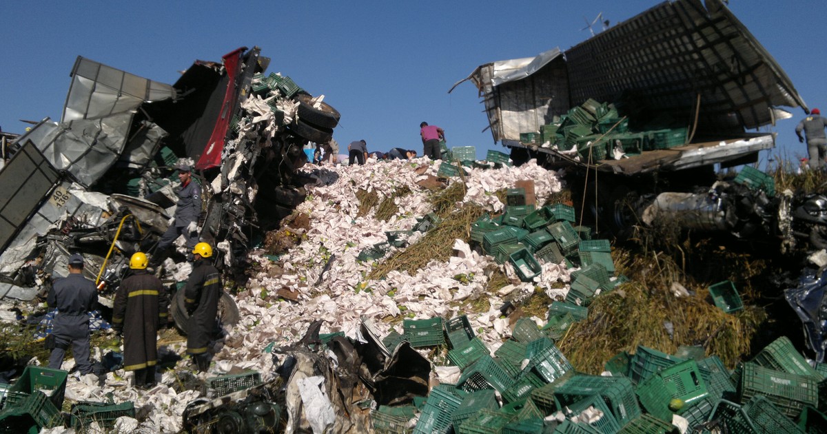 G1 - Duas pessoas morrem em acidente entre duas carretas, na BR-135 ... G1 - Duas pessoas morrem em acidente entre duas carretas, na BR-135 ...