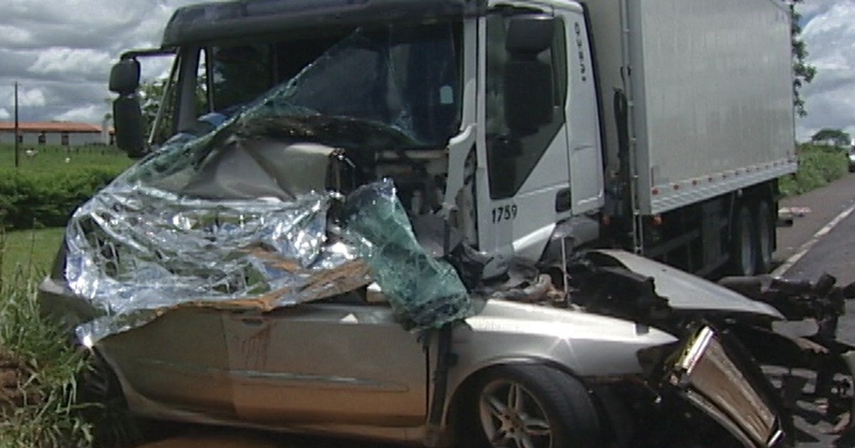 G1 Carro bate em caminhão e cinco morrem na BR 050 em Uberaba