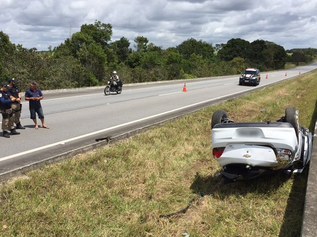G1 - Mulher fica ferida após carro capotar na BR-101 no Litoral Norte ... G1 - Mulher fica ferida após carro capotar na BR-101 no Litoral Norte ...