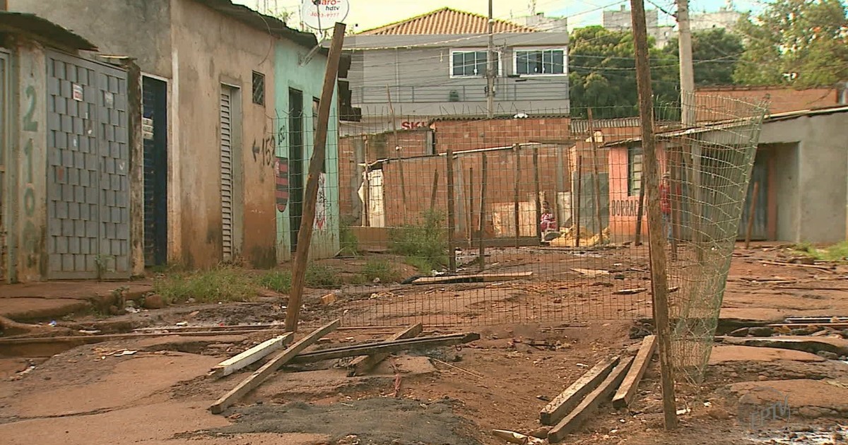 G1 - Por asfalto, moradores fecham rua que liga bairros na zona norte de Ribeirão - notícias em ...
