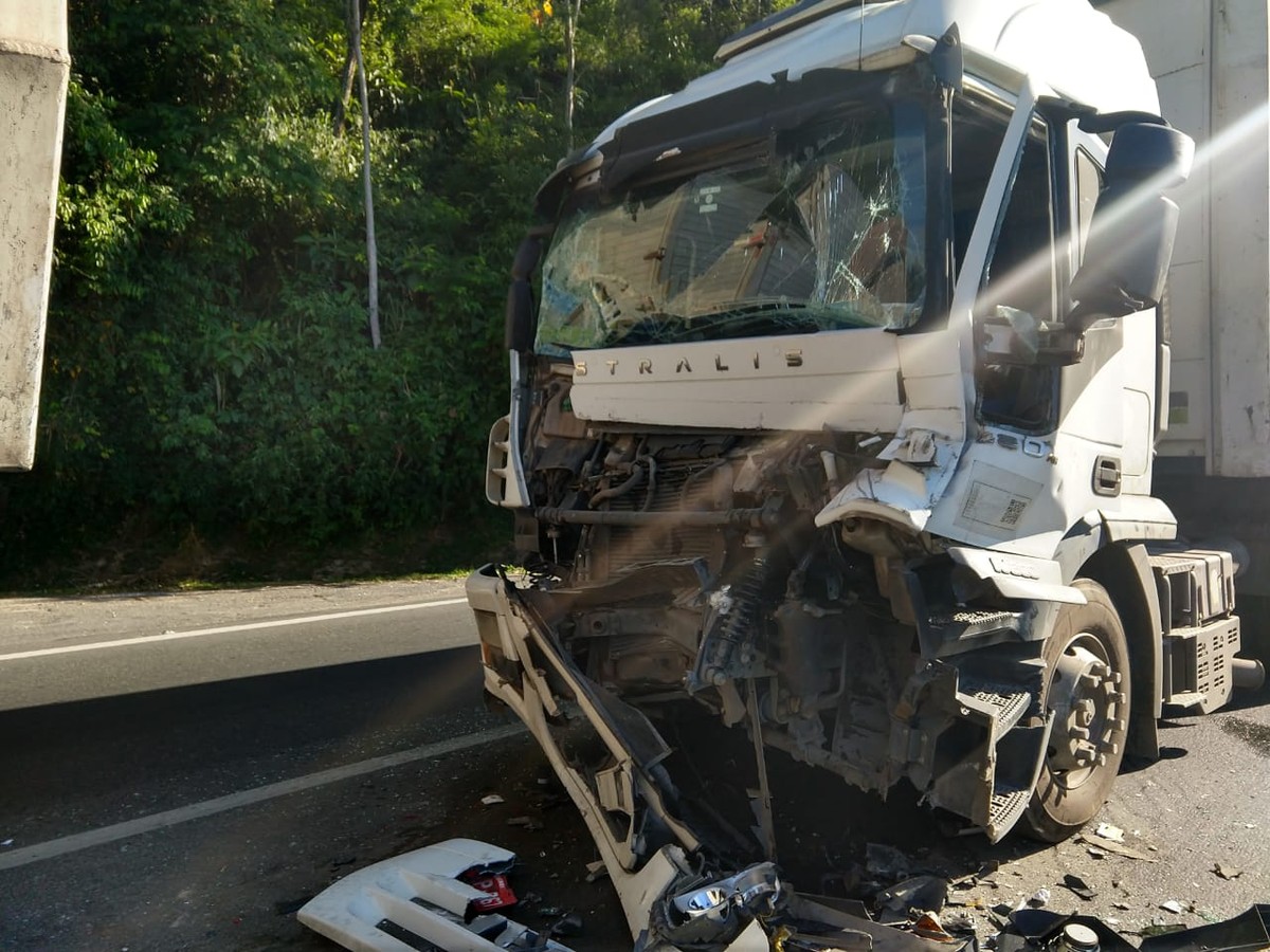 Batida entre dois caminhões deixa uma pessoa ferida na Serra das Araras