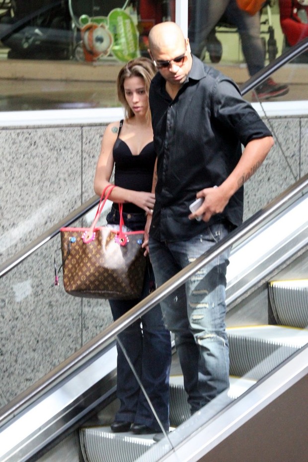 Ego Adriano Imperador Passeia Com A Namorada Em Shopping Do Rio
