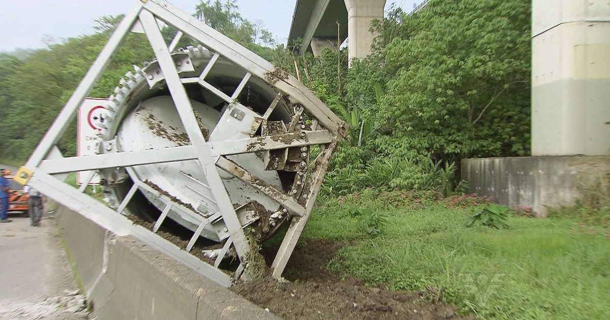 G Pá eólica de toneladas despenca de viaduto em Cubatão SP notícias em Santos e Região