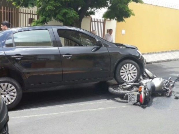 G1 Moto Para Embaixo De Carro E Motociclista Fica Ferido Em Marília