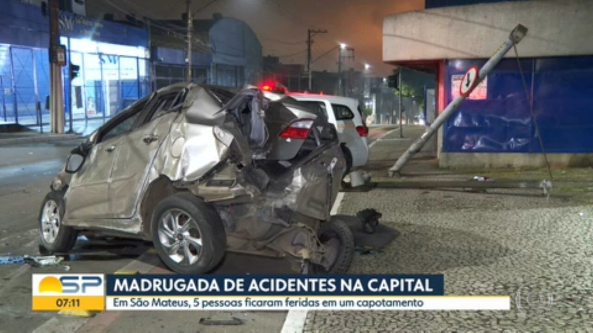 Carro capota e cinco pessoas ficam feridas na Zona Leste de SP São Paulo G