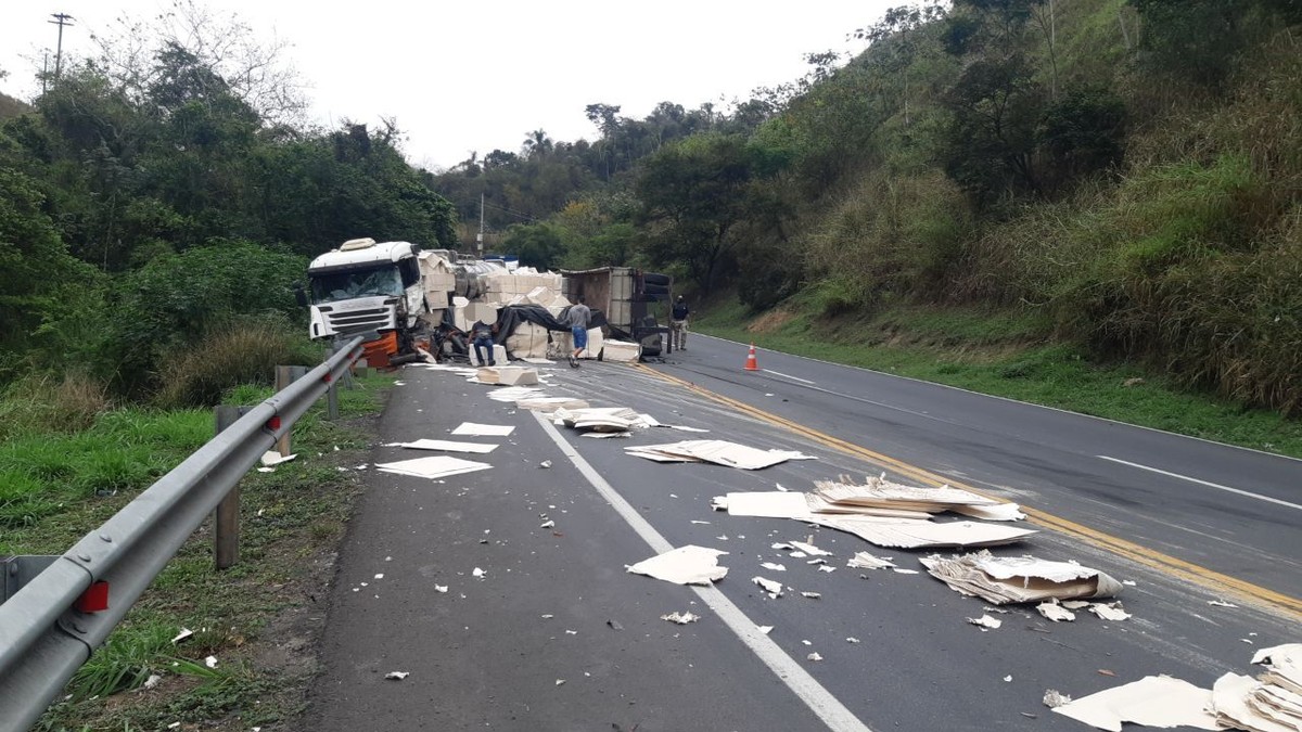 Acidente carretas deixa dois feridos na Lúcio Meira em Barra do