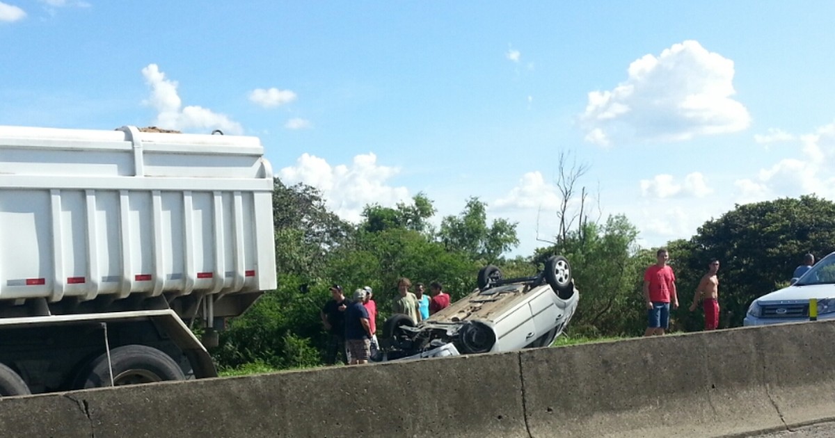 G1 - Capotamento deixa um ferido e causa lentidão na Via Dutra - notícias em Vale do Paraíba e ...