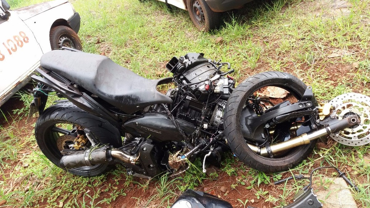 Jovem morre após moto que ele pilotava bater de frente carro na BR