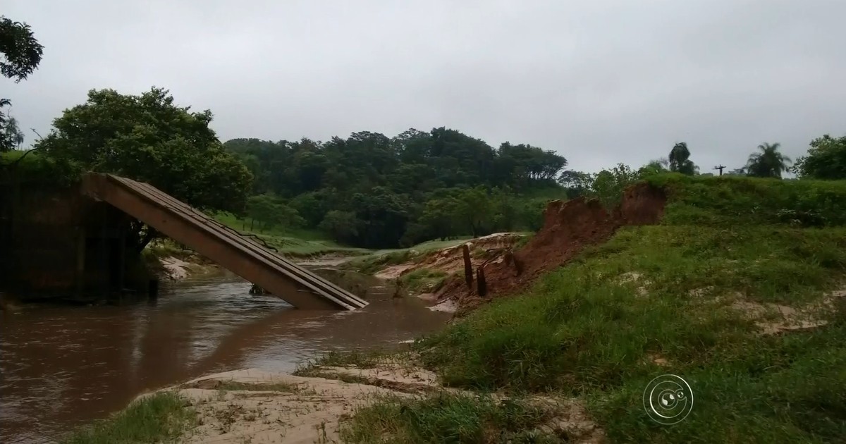 G1 - Famílias deixam suas casas após deslizamento de terra em Botucatu ...