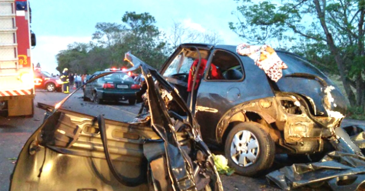 G1 - Seis pessoas morrem em acidente entre cinco carros na rodovia PR-486 - notícias em Norte e ...