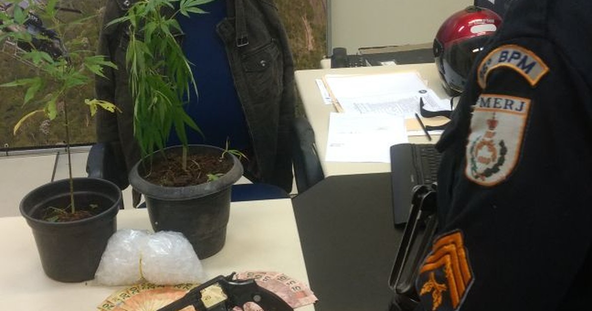 G1 Homem é Encontrado Com Drogas Tenta Subornar Pm E é Detido No Rj