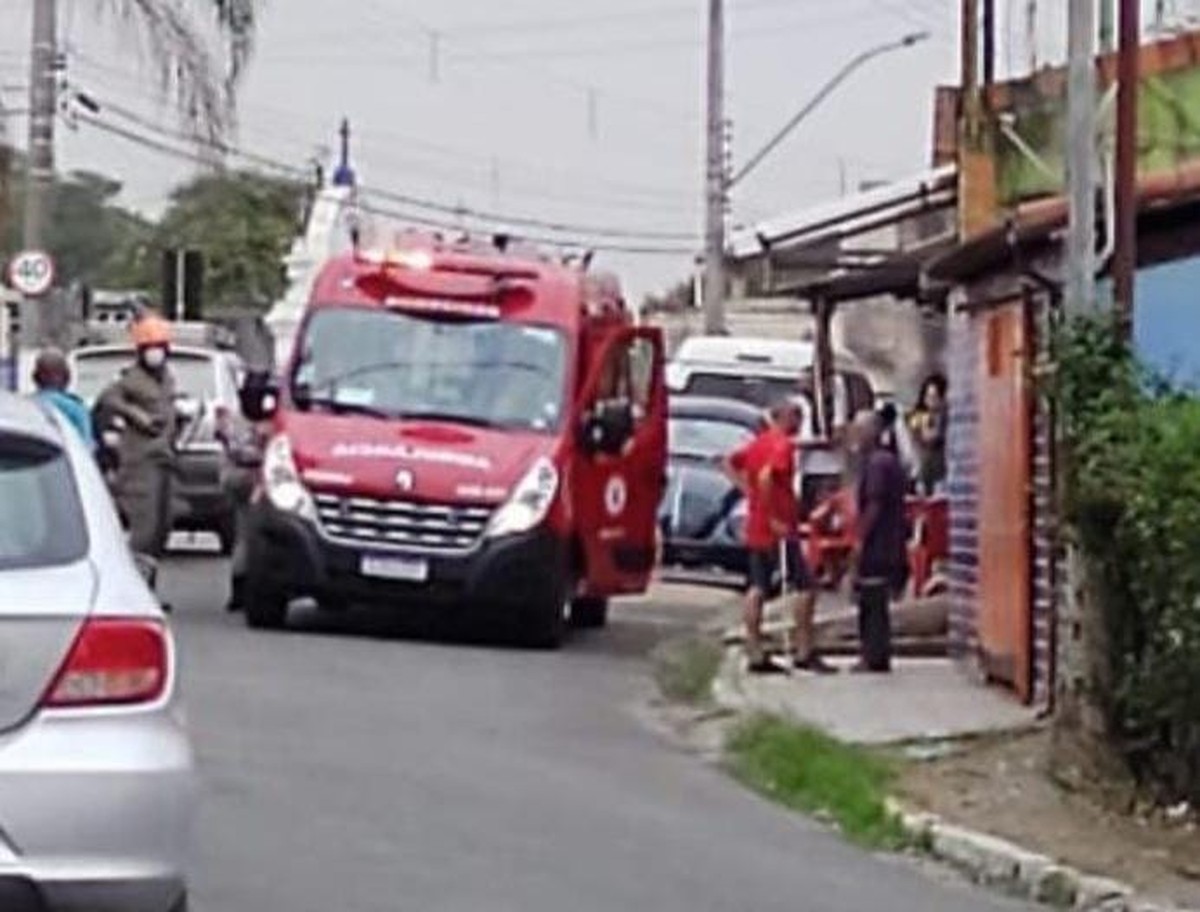 Homem é morto a tiros dentro de bar em Resende e suspeito é preso