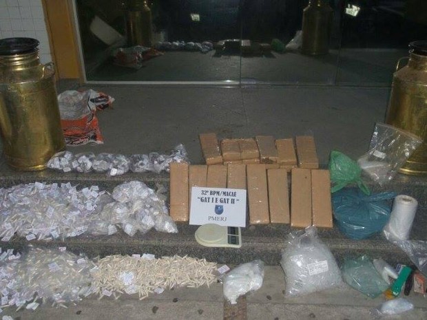 G1 Pm Encontra 3 Mil Pinos De Cocaína E 20 Kg De Maconha Em Macaé No