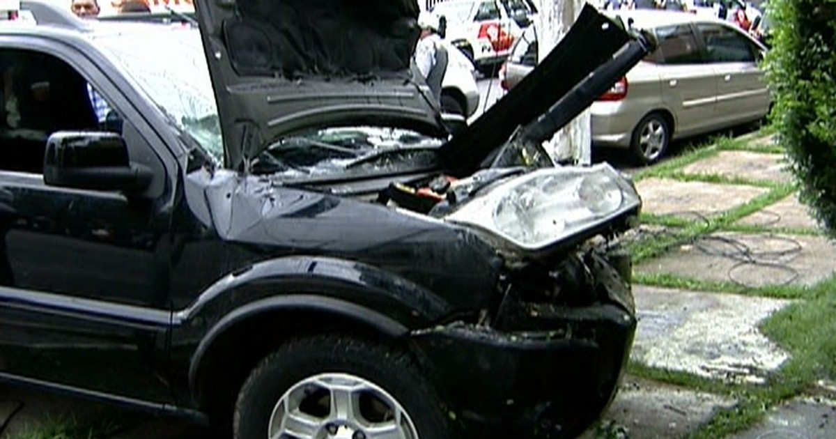 G1 - Carro bate em muro e deixa feridos na Zona Sul de São Paulo - notícias em São Paulo