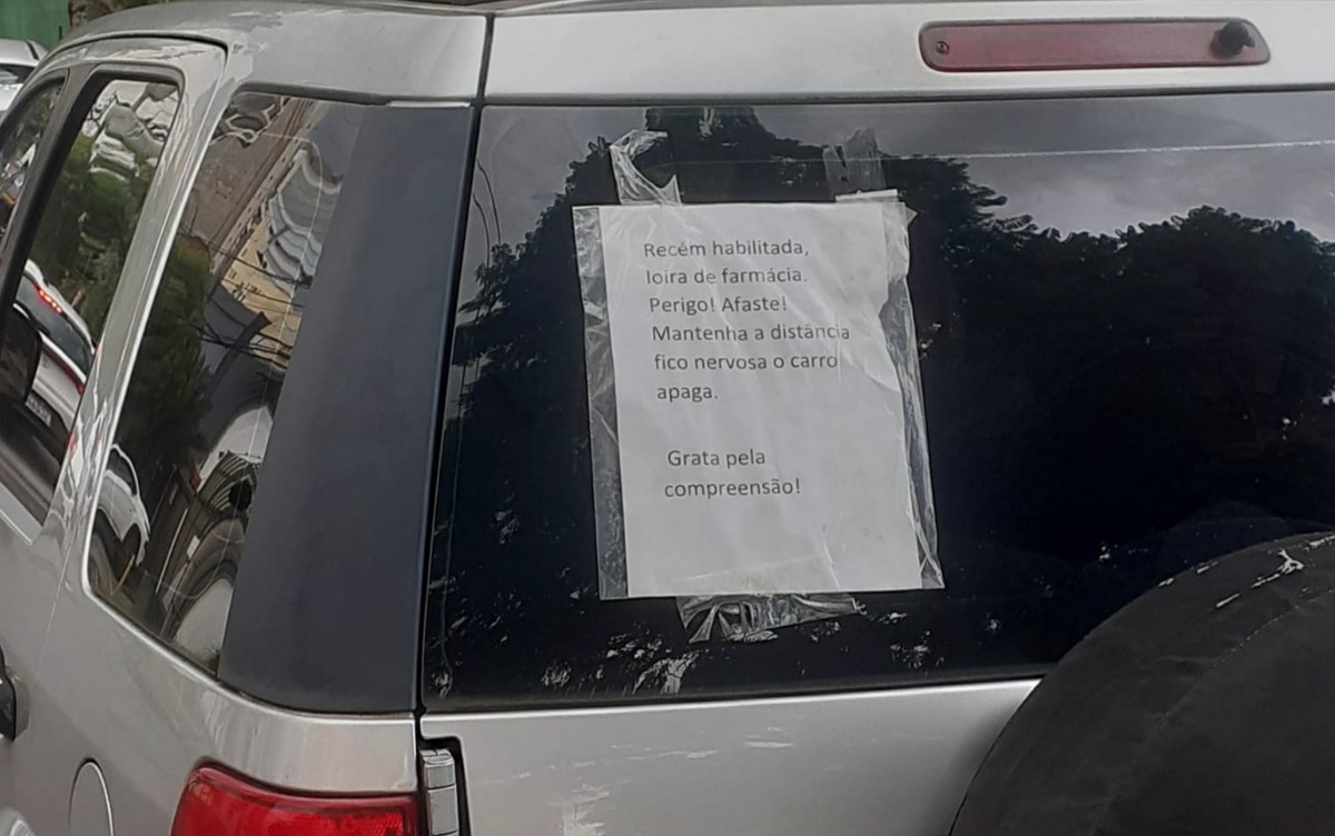 Motorista recém habilitada faz apelo em bilhete no vidro de carro para motoristas manterem