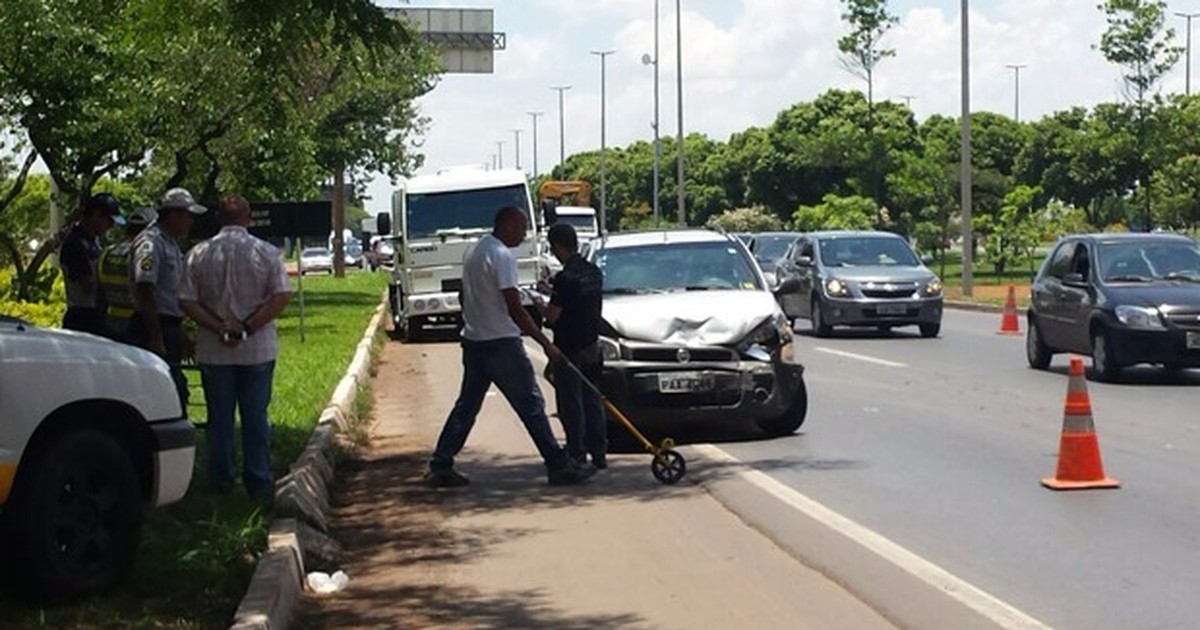 G1 - Engavetamento envolvendo cinco carros deixa um ferido na Epia, no DF - notícias em Distrito ...