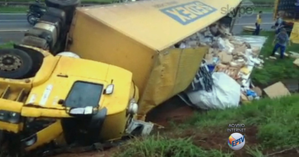 G1 - Carreta dos Correios tomba e carga se espalha em rodovia de Ribeirão Preto - notícias em ...