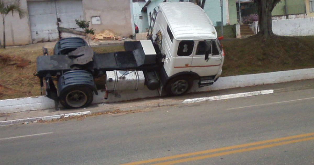 G1 - Carreta desgovernada desce rua e bate em poste em Itapetininga - notícias em Itapetininga e ...