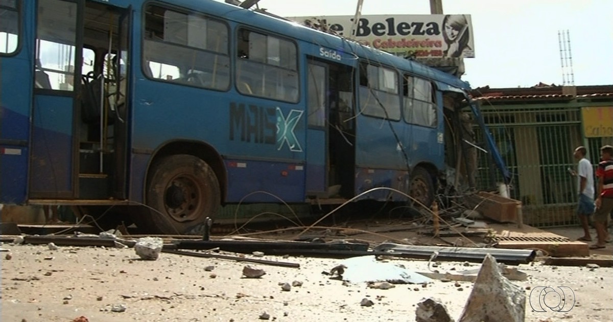 G1 - Ônibus desgovernado bate em carro e invade salão de beleza em Goiás - notícias em Goiás