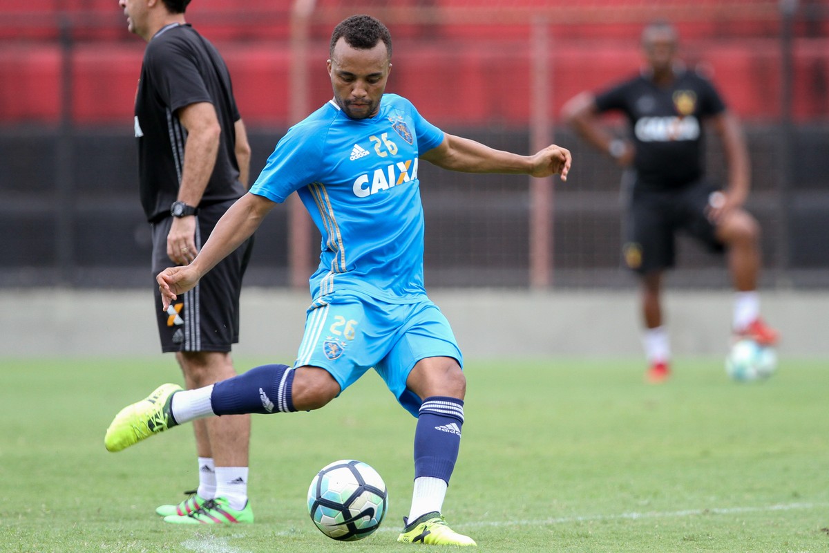Alvo do Palmeiras no início do ano Samuel Xavier cai e vira reserva no