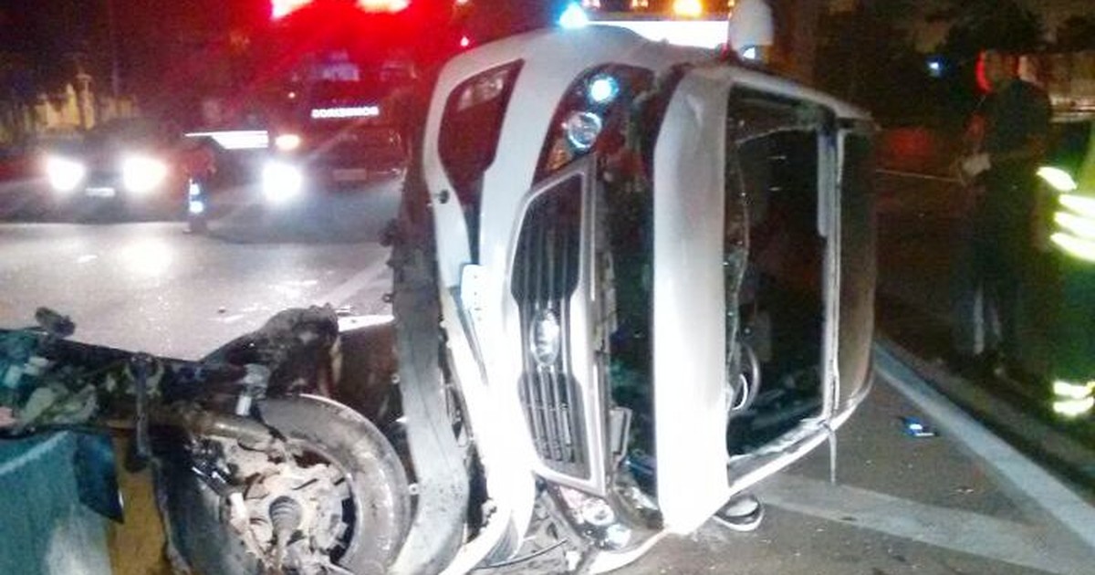 G1 - Motorista sobrevive após destruir carro em grave acidente em Guarujá - notícias em Santos e ...