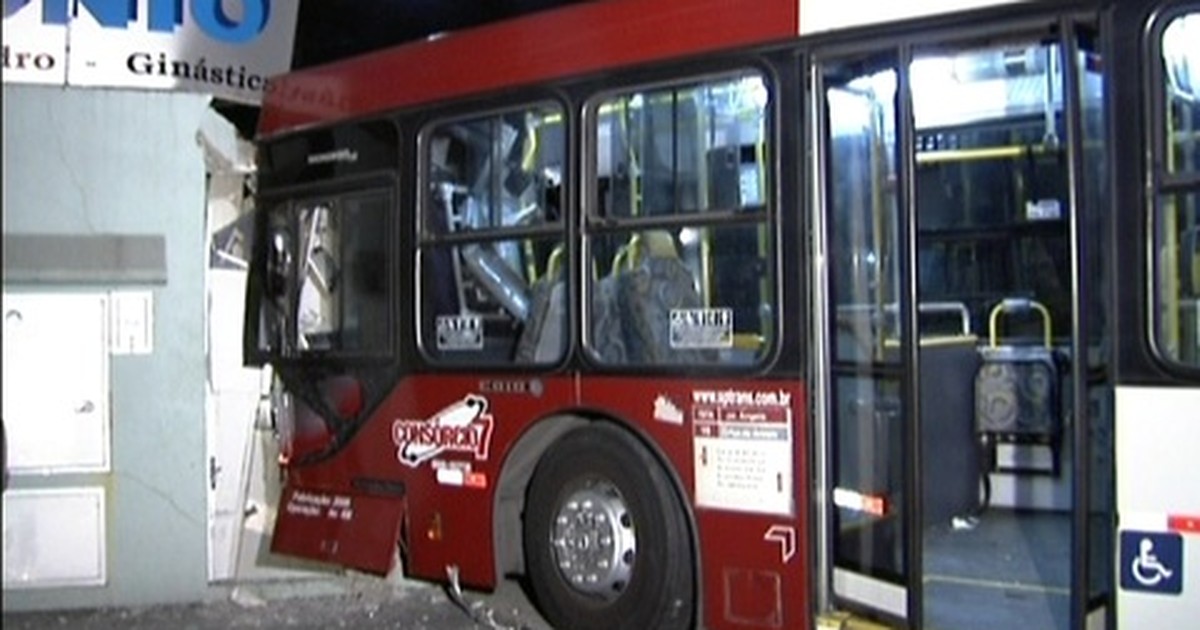 G1 - Ônibus bate em muro de academia na Zona Sul de SP - notícias em ...