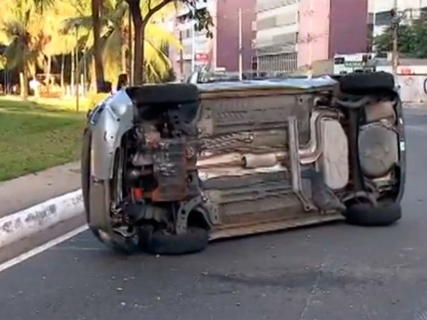 G1 - Carro desgovernado desce ladeira, bate em outro veículo e capota - notícias em Trânsito