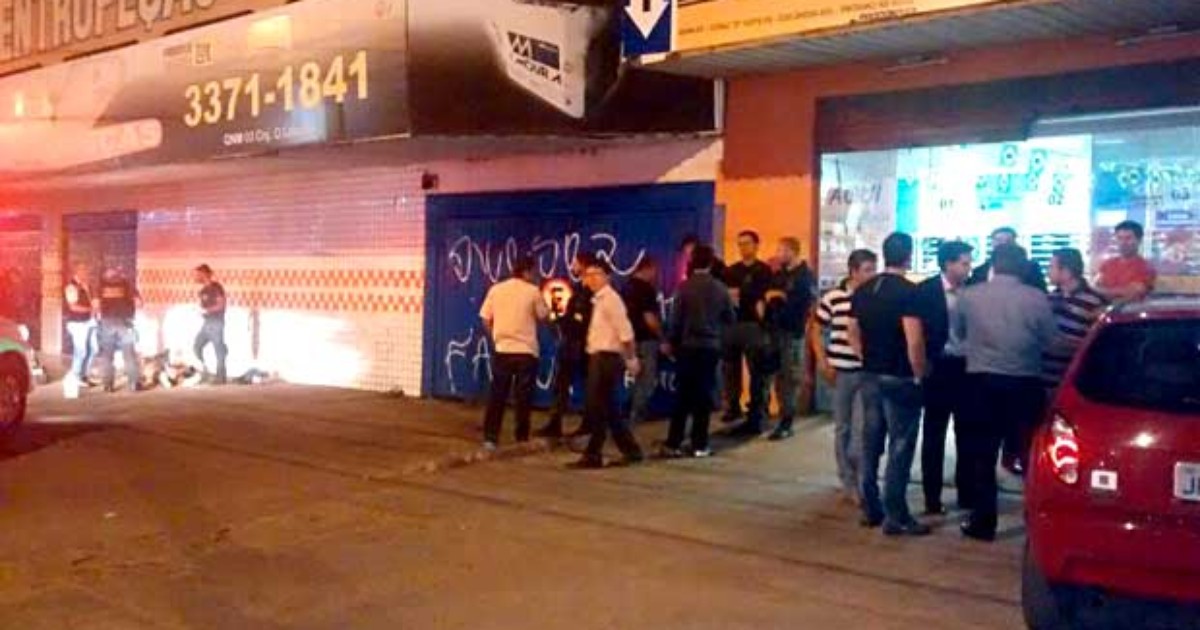 G1 Policial à Paisana Mata Homem Fere Outro E Evita Roubo A Banco No