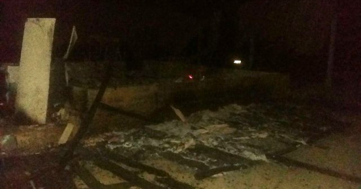 G1 - Após espancar e jogar mulher em vala, homem incendeia casa no Sul ... G1 - Após espancar e jogar mulher em vala, homem incendeia casa no Sul ...