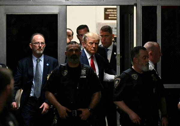 Trump responde por 34 acusações em caso de suborno a atriz pornô e se