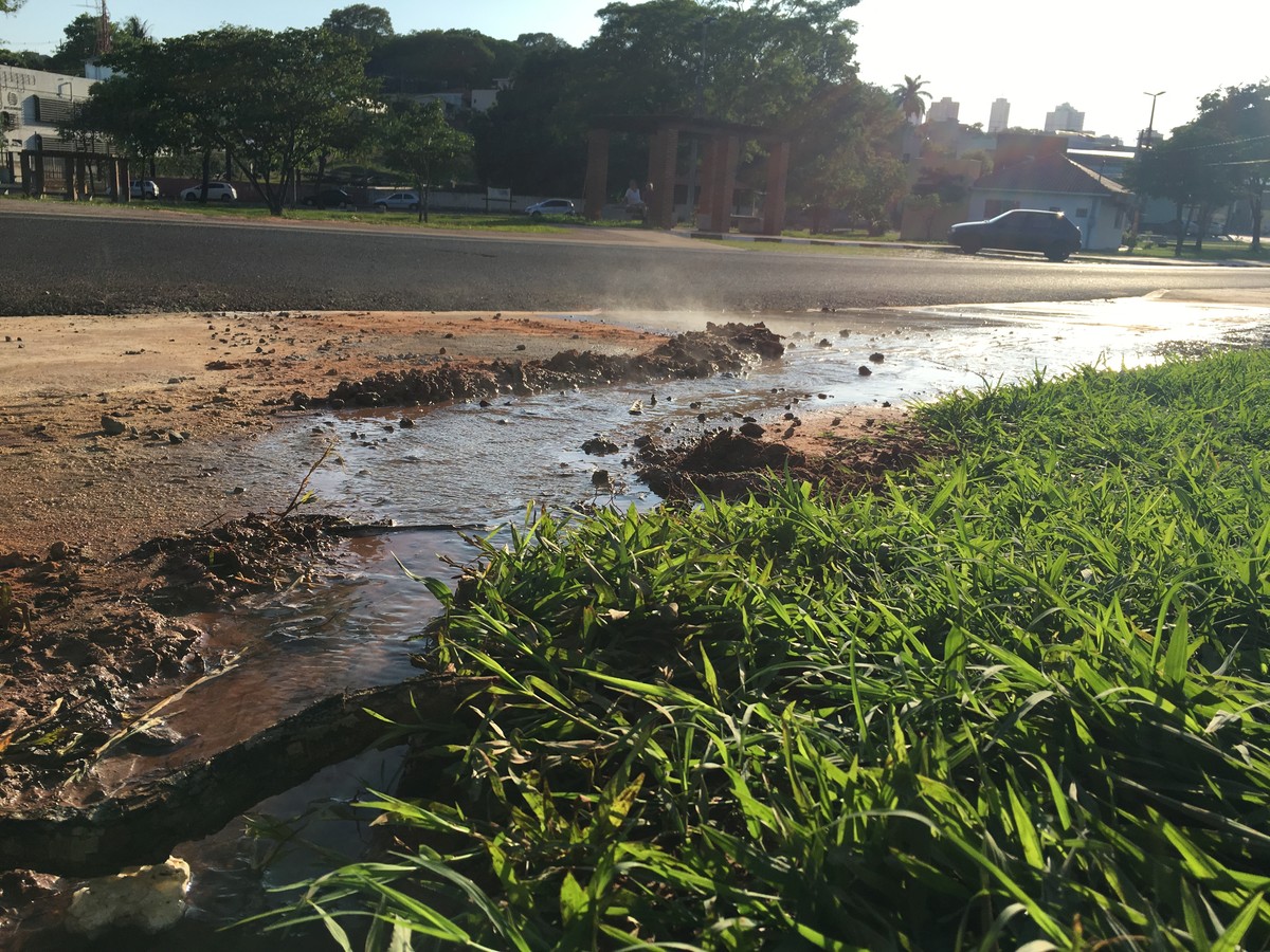 Água fervente e cheiro forte jorra de calçada no Parque do Povo em