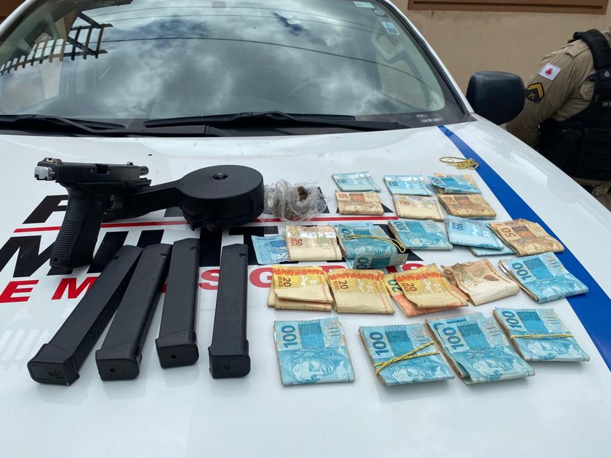 Suspeito de chefiar tráfico de drogas em BH é preso em Tarumirim fuzil pistola e R mil
