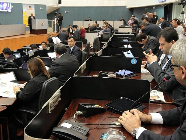 G1 - No AM, vereadores aprovam PL que parcela débitos do Bolsa ...