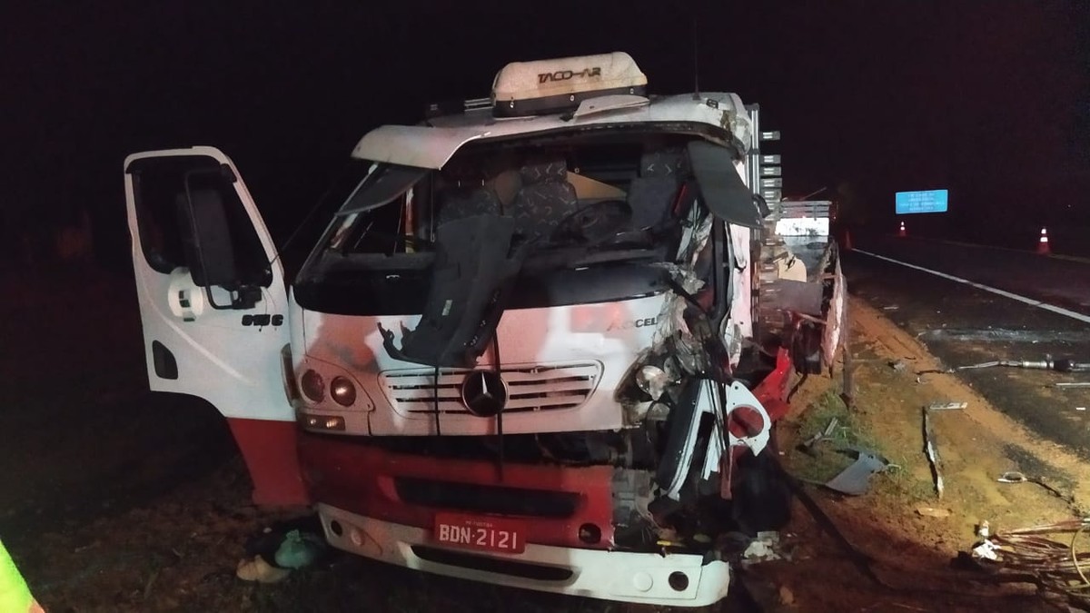 Caminhoneiro Fica Gravemente Ferido Em Acidente Na BR Em Curvelo Grande Minas G