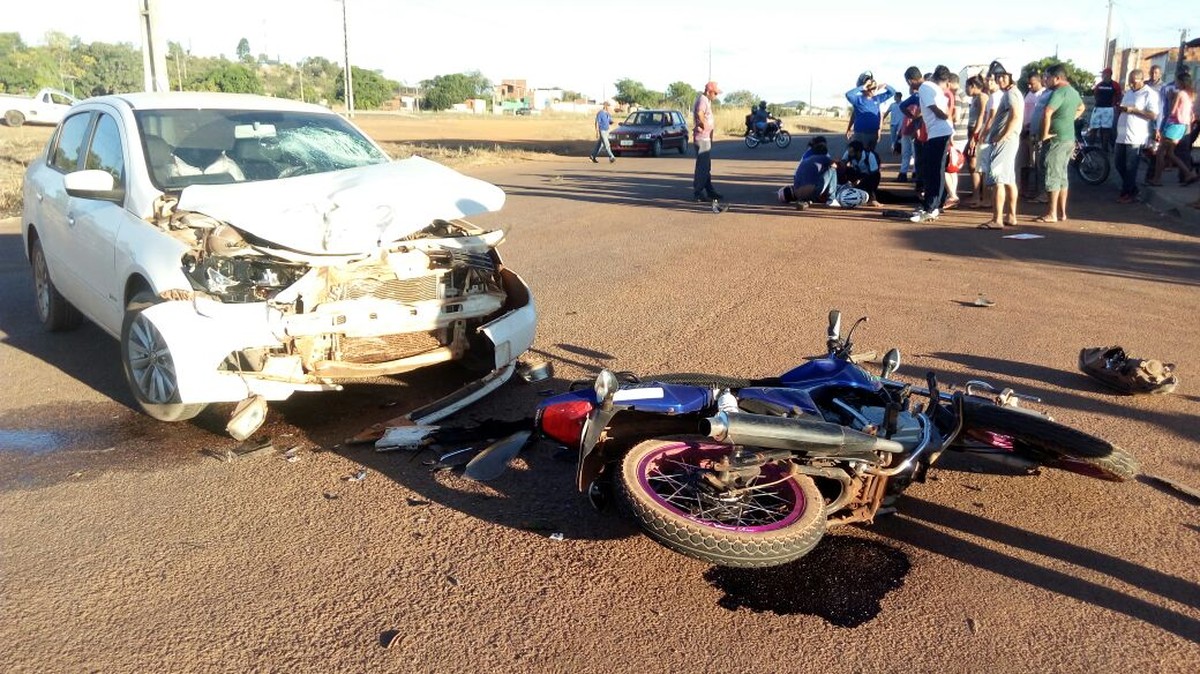 Dois Ficam Feridos Em Batida De Frente Entre Carro E Moto Em Palmas
