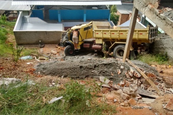 G1 Caminhão Desce Ribanceira Derruba Muro E Quase Atinge Casa No Es