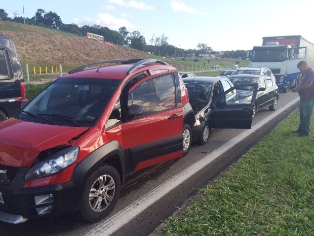 G1 - Engavetamento entre caminhão e seis carros causa lentidão na via ... G1 - Engavetamento entre caminhão e seis carros causa lentidão na via ...