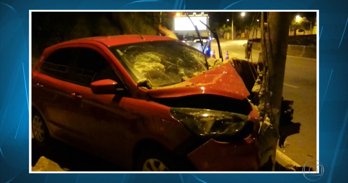 G1 - Carro bate em poste na Avenida Tereza Cristina, em Belo Horizonte - notícias em Minas Gerais