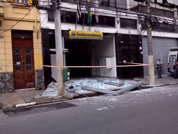 G1 Grupo Explode Caixas Eletrônicos Em Agência Bancária No Centro De