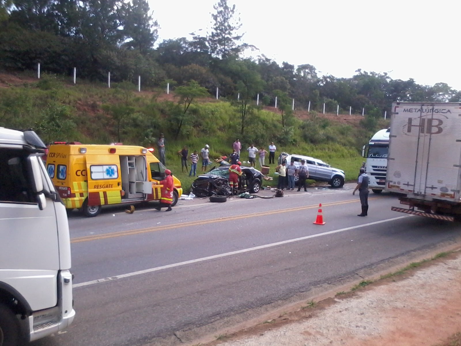 G1 - Carro capota e atinge outros três veículos na Raposo Tavares - notícias em Itapetininga e ...