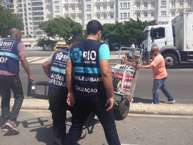 G1 Seop Encontra 1 100 Produtos Escondidos Na Areia De Copacabana