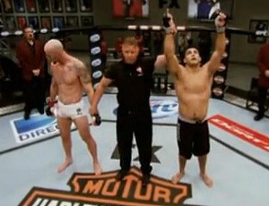 Gastelum surpreende e finaliza favorito Bubba McDaniel no TUF 17 | combate.com