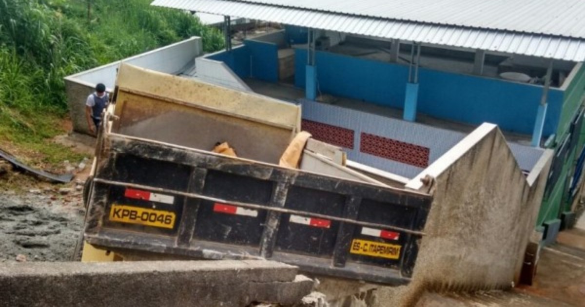 G1 - Caminhão desce ribanceira, derruba muro e quase atinge casa no ES - notícias em Trânsito ES