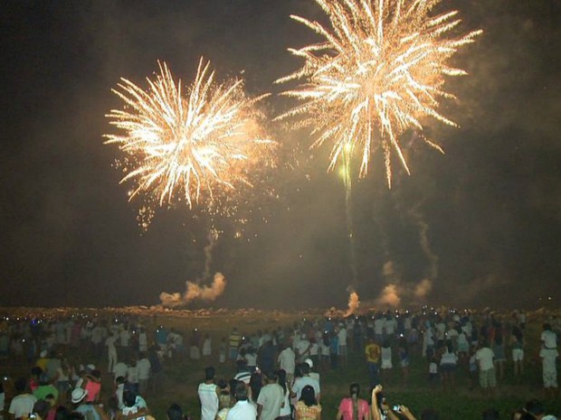 G Milhares Se Re Nem Em Praias Do Es Para Queima De Fogos No R Veillon Not Cias Em Esp Rito